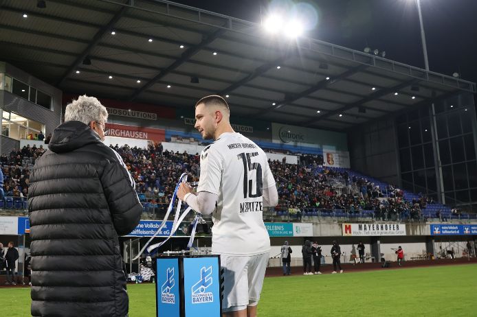 Aus dem Mittelkreis versenkt: Hier siehst du das Traumtor im Video! | BFV