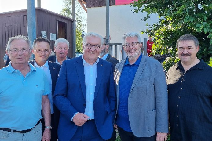 Bundespräsident Frank-Walter Steinmeier zu Gast beim FC Weiden-Ost | BFV