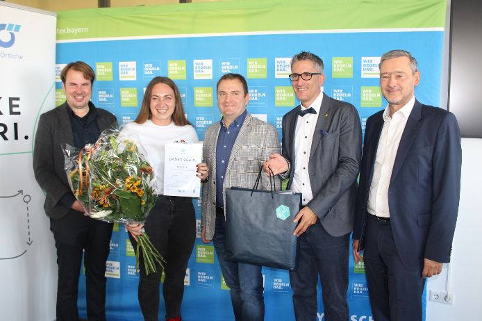 Danke Schiri: BFV ehrt verdiente Schiedsrichterinnen und Schiedsrichter ...