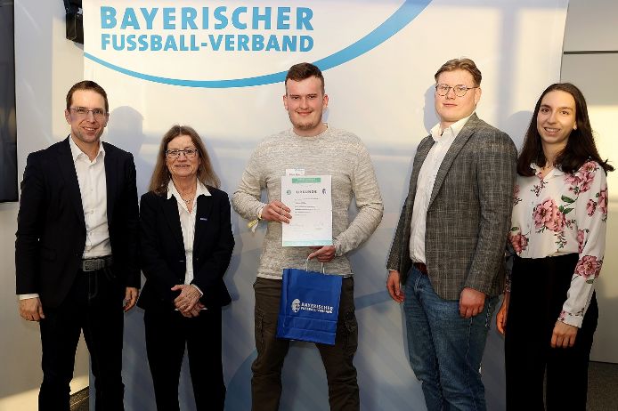 „Fußballhelden“: Der BFV zeichnet 22 junge Vereinsmitarbeitende aus | BFV
