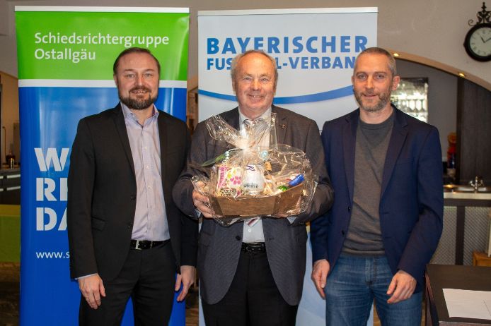 Bezirk Schwaben: „Danke Schiri“ - Ehrung für große Vorbilder | BFV