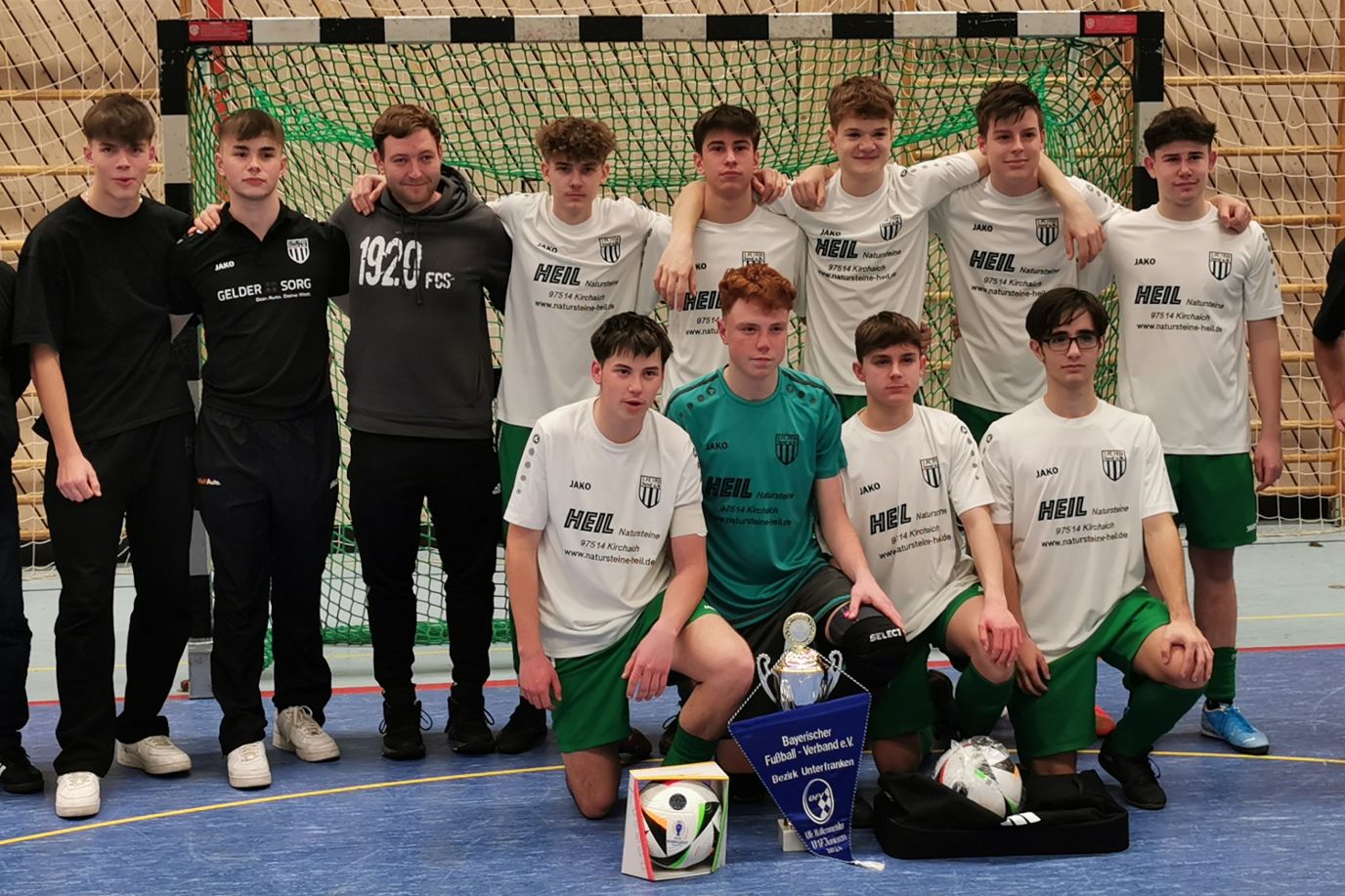 Hallenbezirksmeisterschaft der U17-Junioren - Sand jubelt, Dreiberg ...