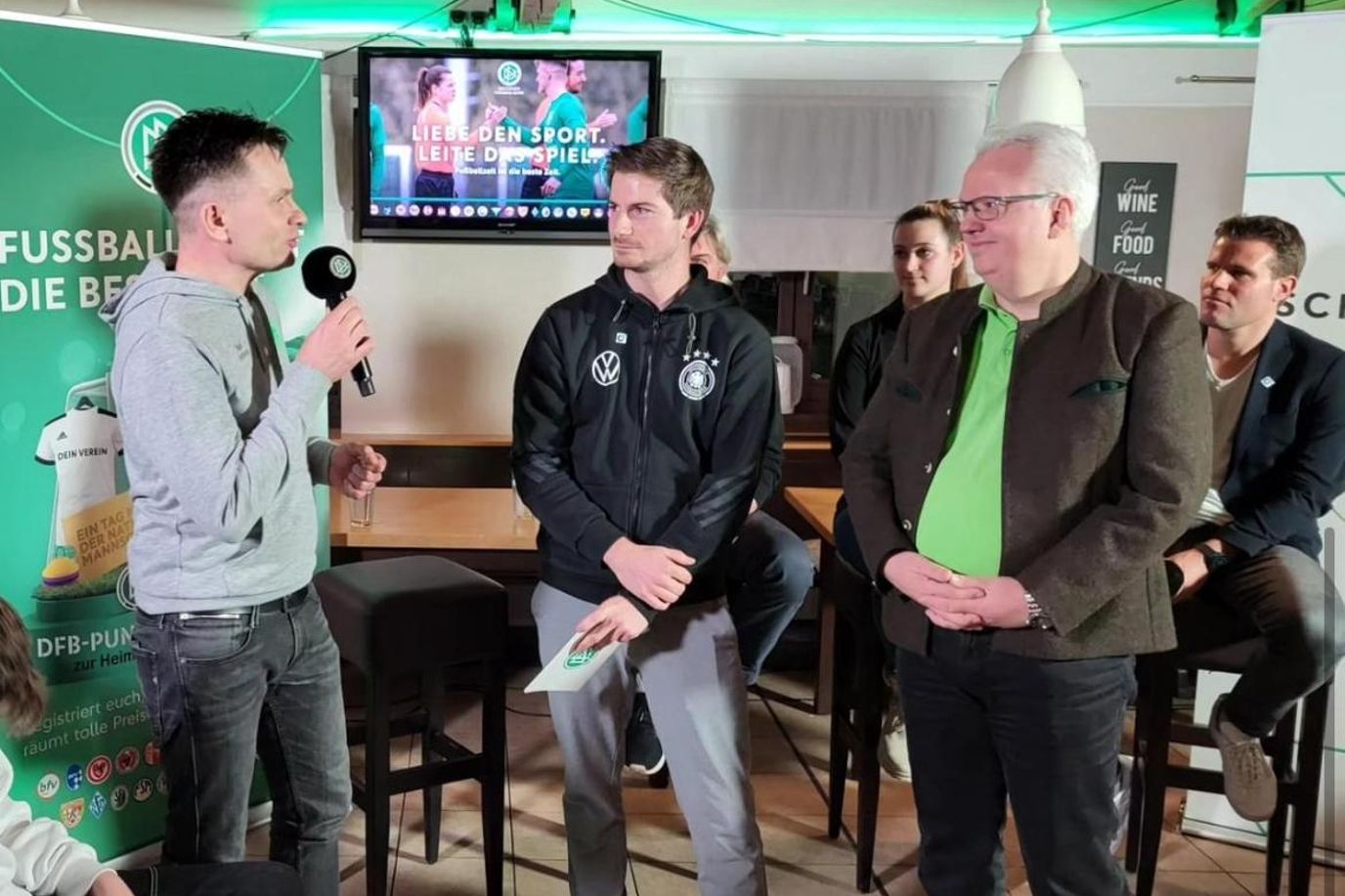 DFB-Besuch in Waldperlach - Felix Brych und Ronny Zimmermann belohnen ...