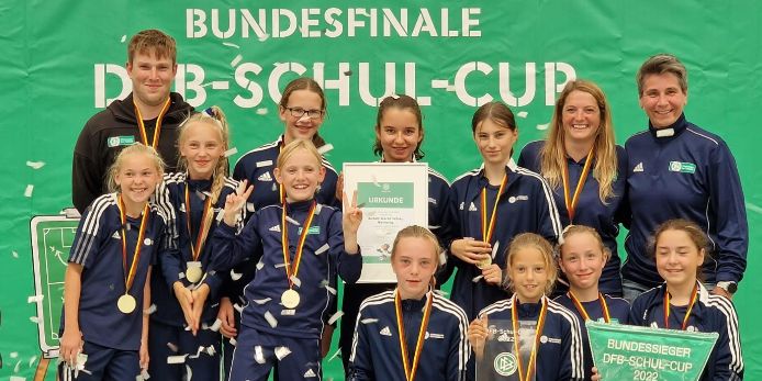 DFB-Schul-Cup 2022: Nürnberger Juniorinnen triumphieren in ...