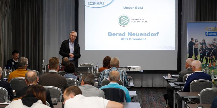 Intensiver Dialog: DFB-Präsident Bernd Neuendorf zu Gast beim BFV | BFV