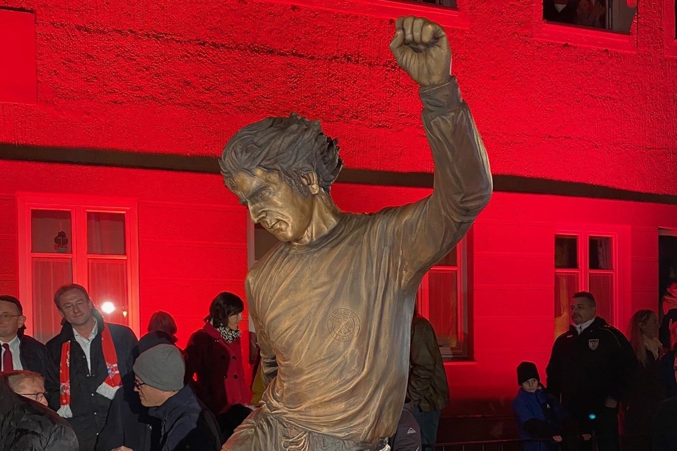 Bronzestatue: Nördlingen setzt Gerd Müller ein Denkmal | BFV