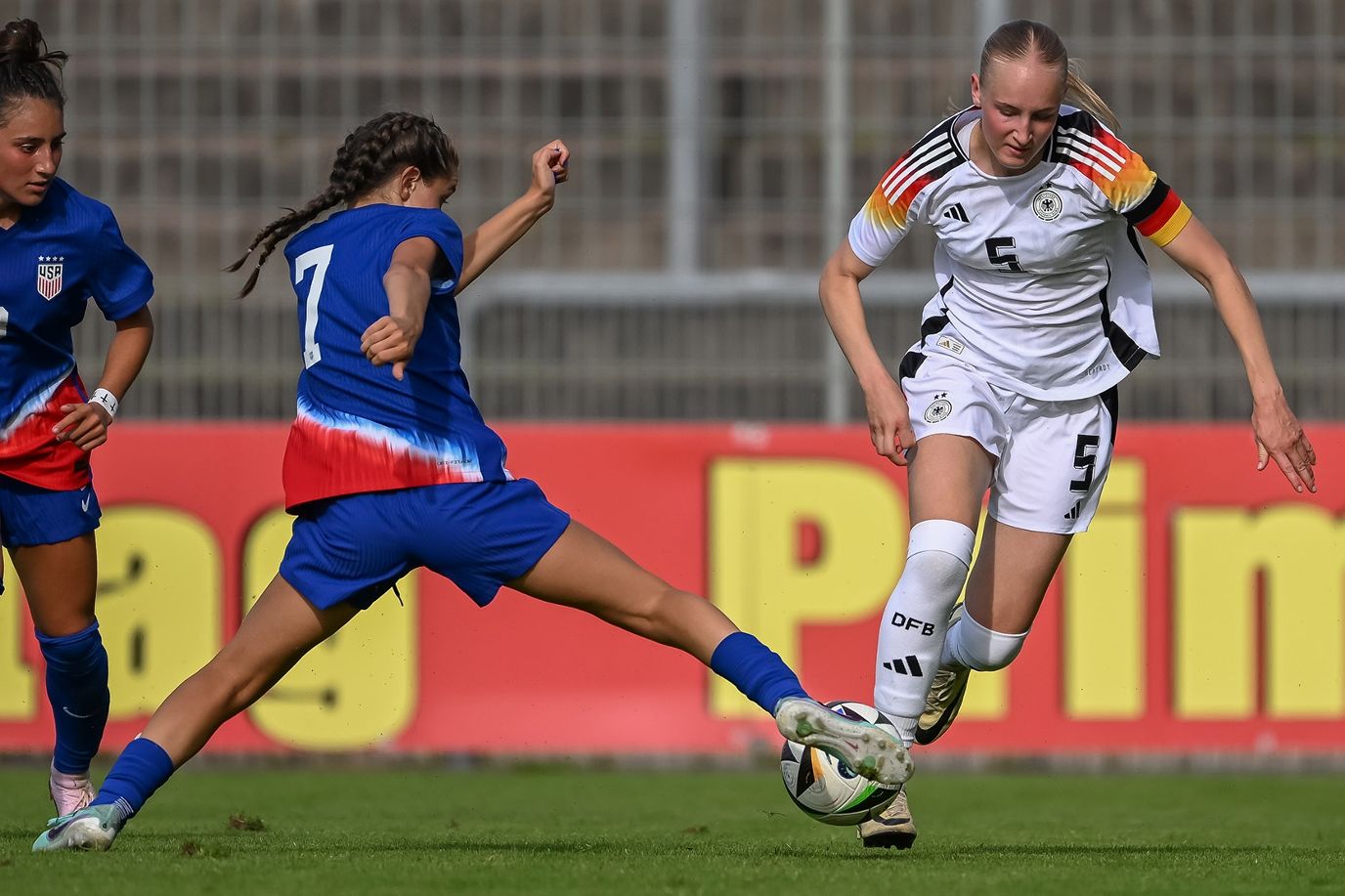Über 1000 Fans in Aschaffenburg: U16-Juniorinnen verlieren gegen die ...