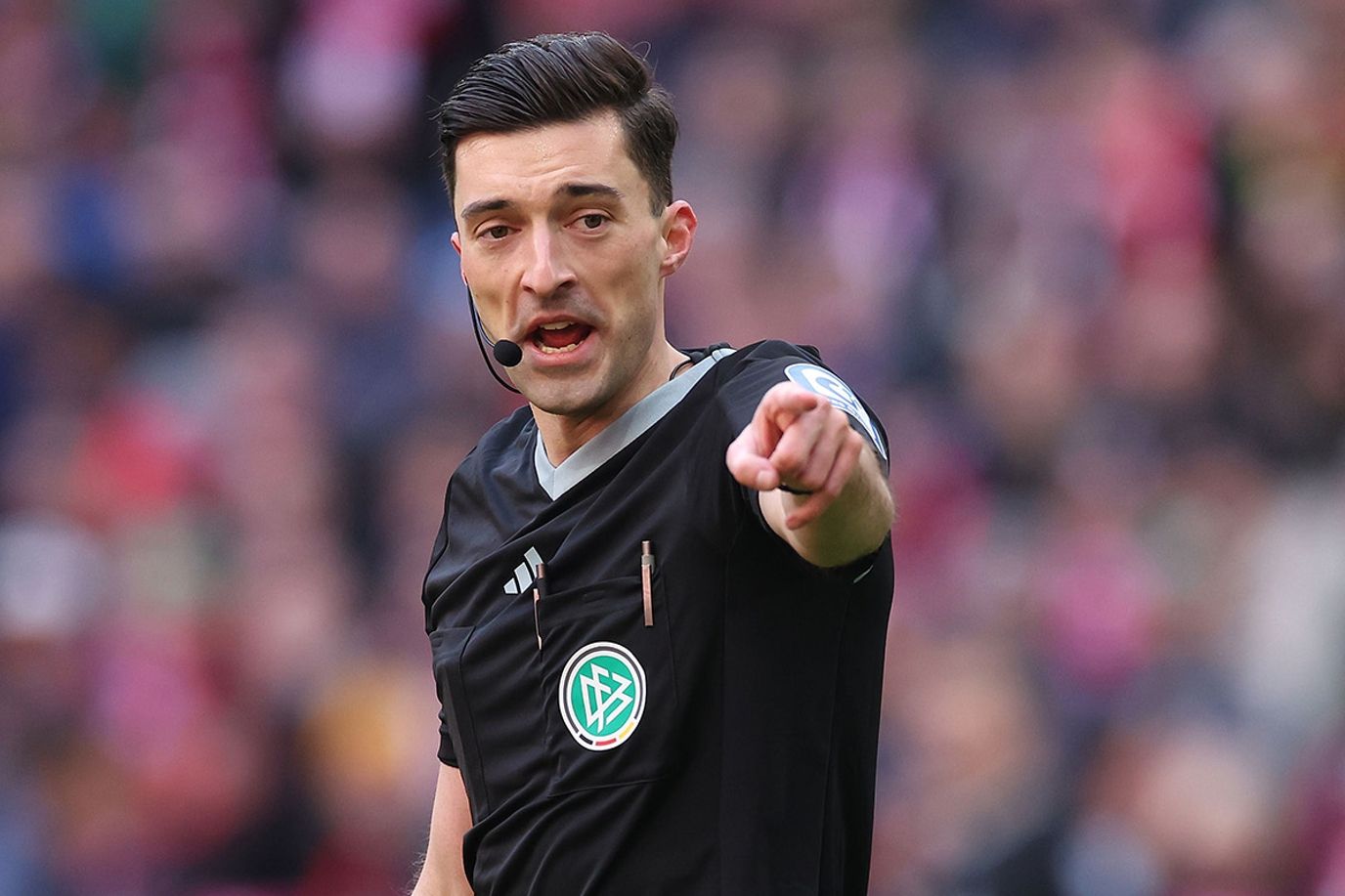 Florian Badstübner steigt zum FIFA-Referee auf | BFV