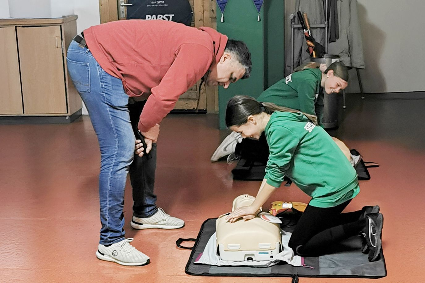 Der 1. FC Schweinfurt holt sich die BFV-Reanimations-Schulung in den Verein | BFV